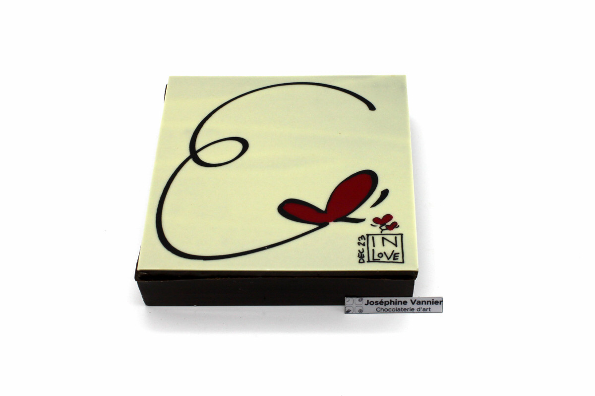 Boite In Love T3 en chocolat noir garnie d’un assortiment de chocolats ... Boite In Love T3 en chocolat noir garnie d’un assortiment de chocolats ...